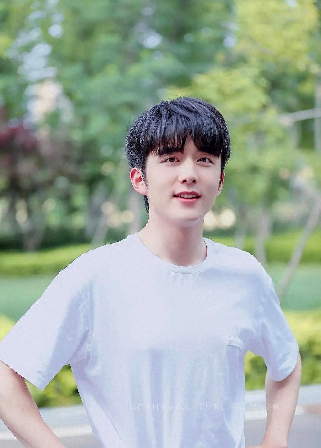 On the surface, he looks like a pretty boy, but in fact he is "uneasy ...