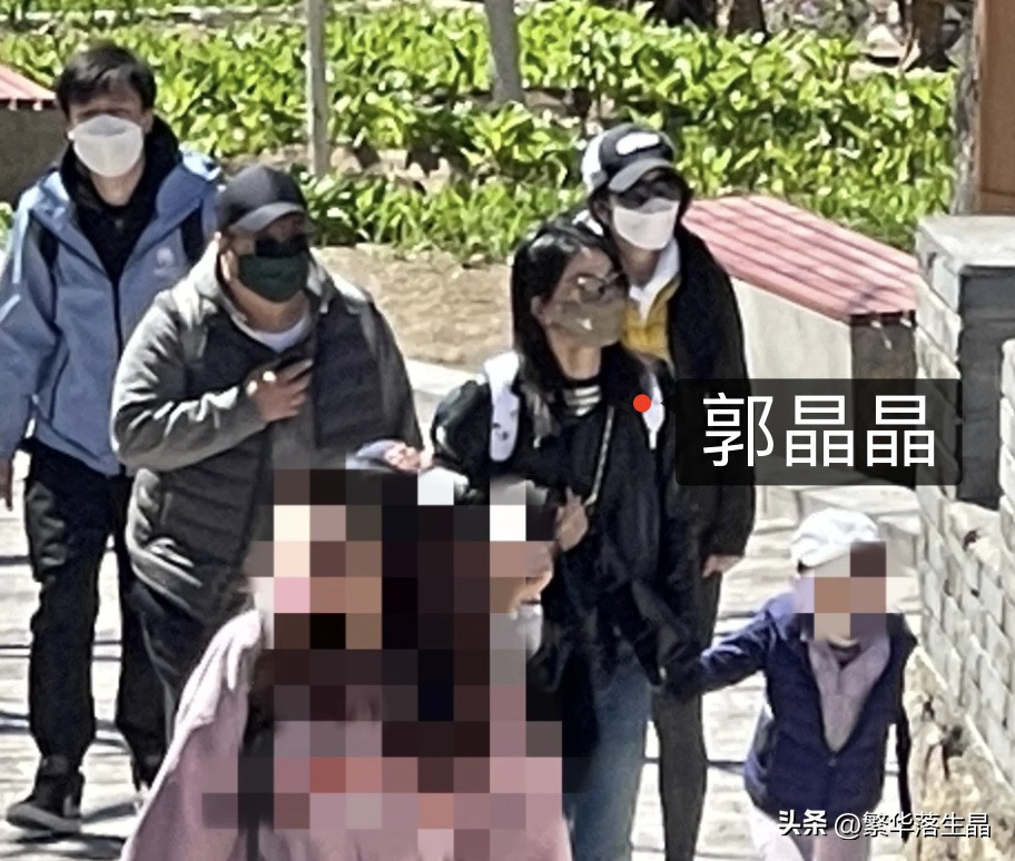 Huo Qigang's family travels, Guo Jingjing shows off difficult movements ...