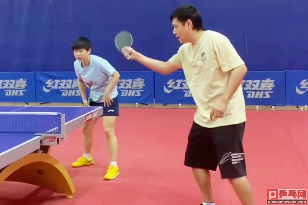 The new coach Qiu Yike guides Sun Yingsha, the old mentor Yang Guangdi ...