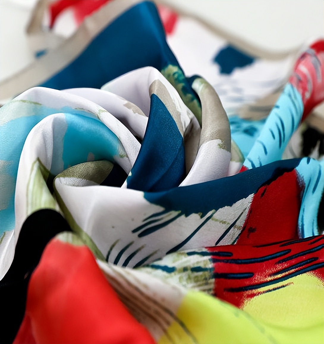 How to deal with wrinkled silk scarves?These two methods will ...