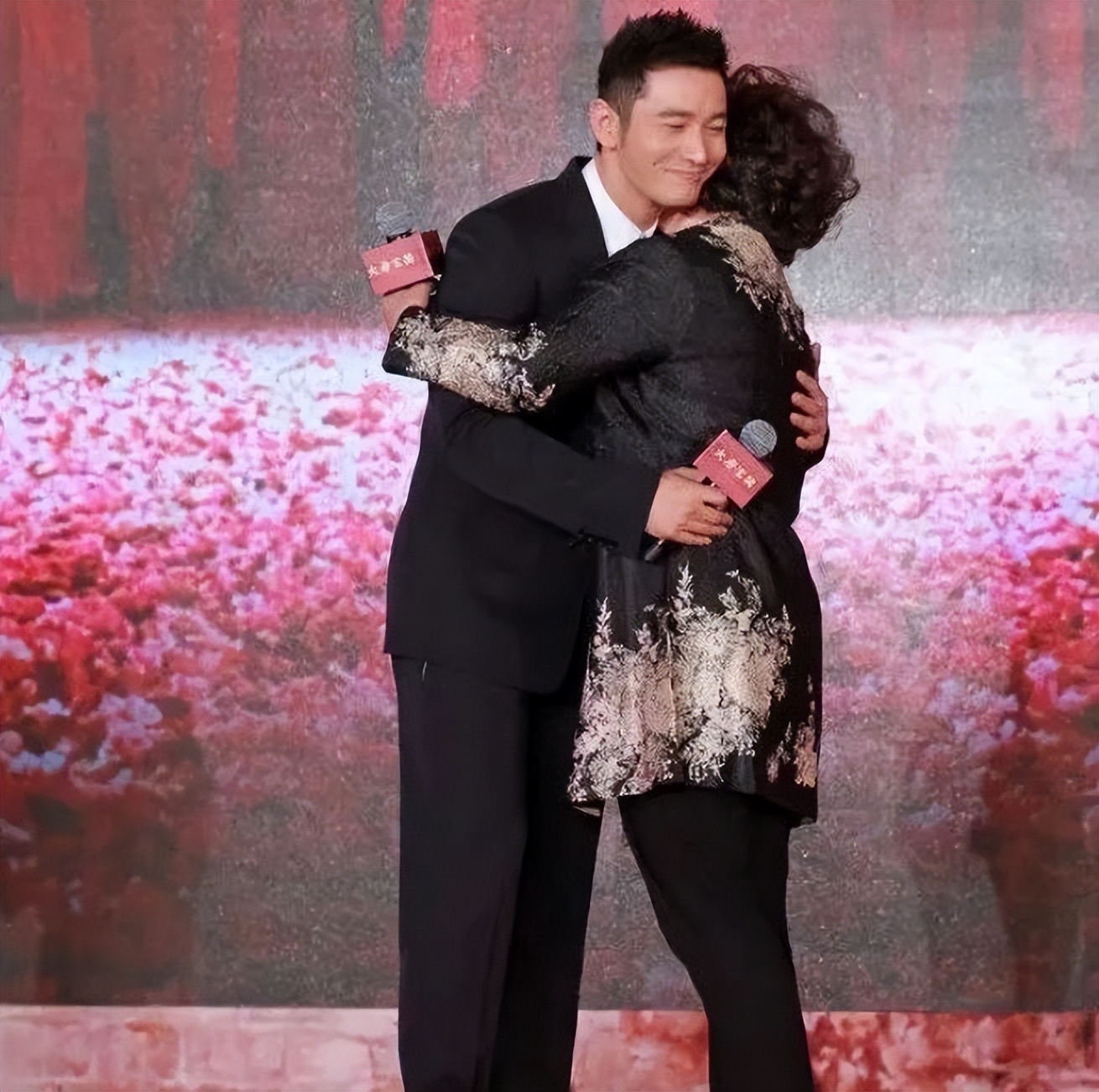 70-year-old baby muscle, Huang Xiaoming's mother is too young! In front ...