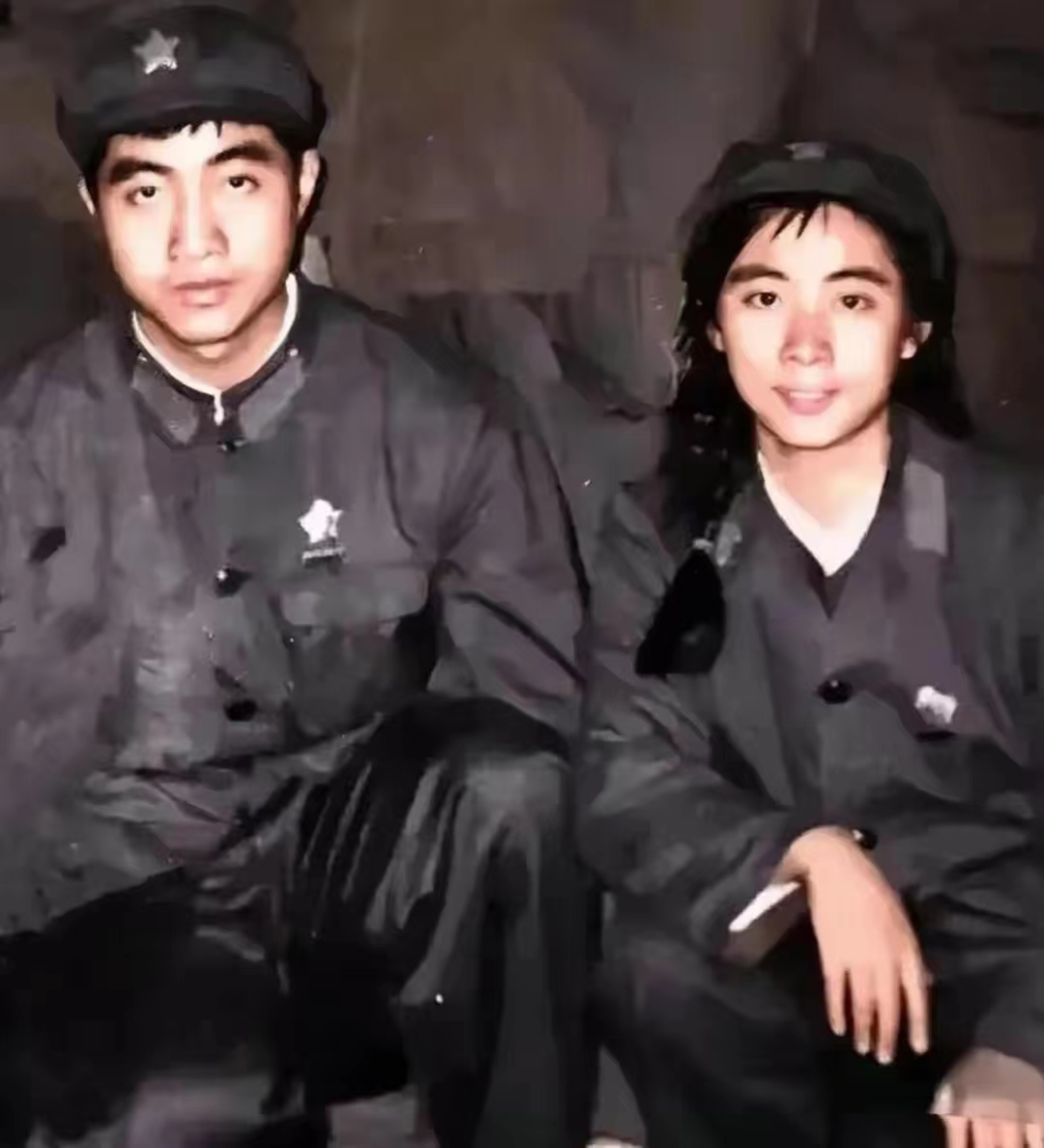 70 years ago, Lin Doudou, Lin Biao's daughter, and Lin Liguo took a group photo. What did their ...