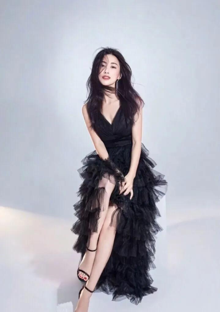 Celebrity Zhu Zhu shows off her good figure - iNEWS