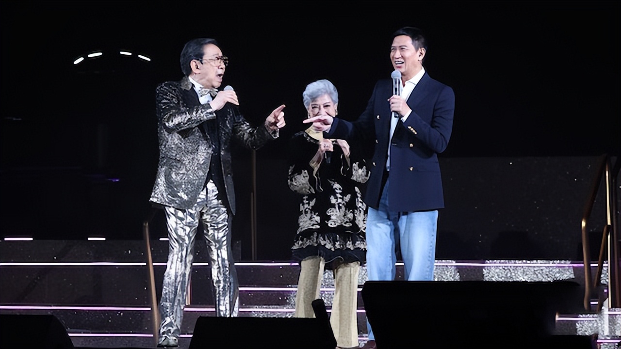 The old actors Zhang Jiahui, Hu Feng and Luo Lan took a group photo ...