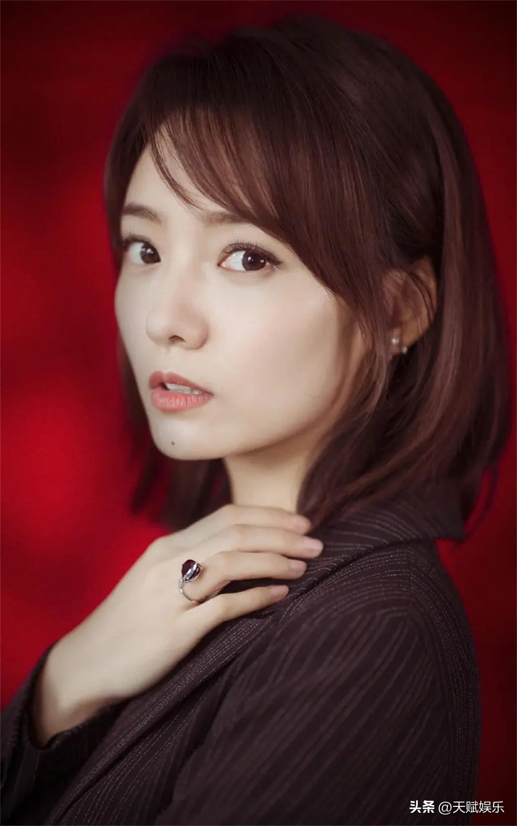 Look at the photo of the film and television actress Lin Yuan in the 38 ...