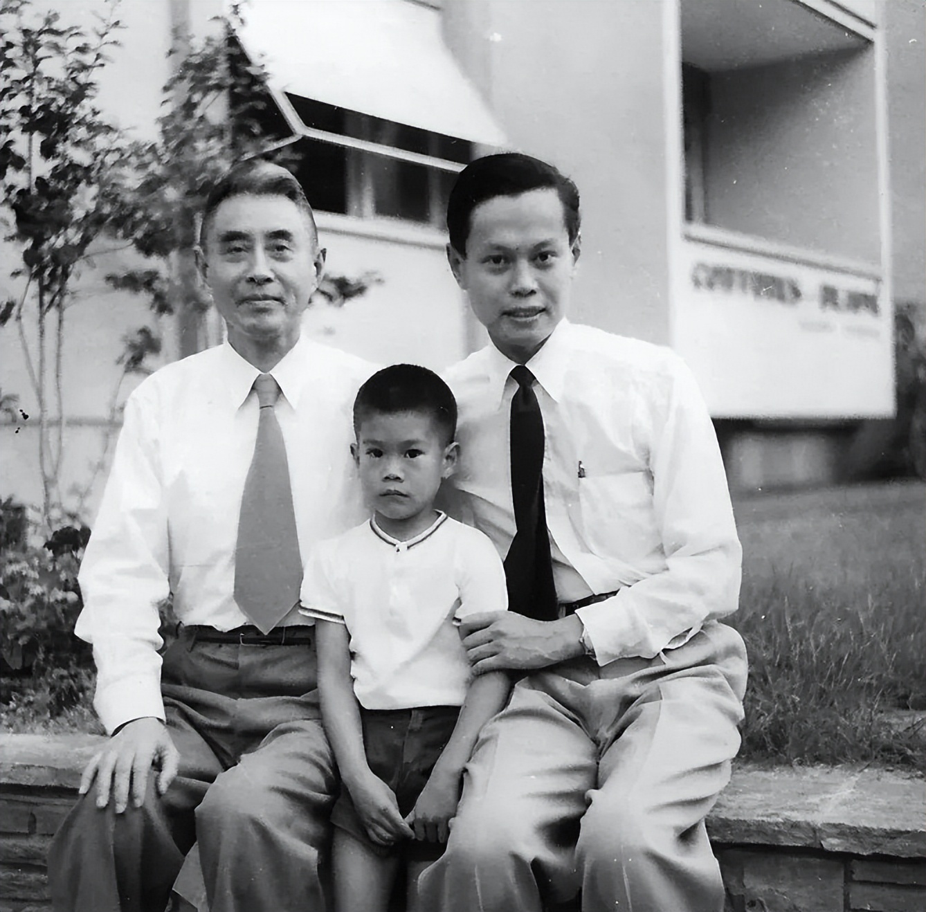 In 1971, Yang Zhenning took a photo with his father-in-law Du Yuming ...