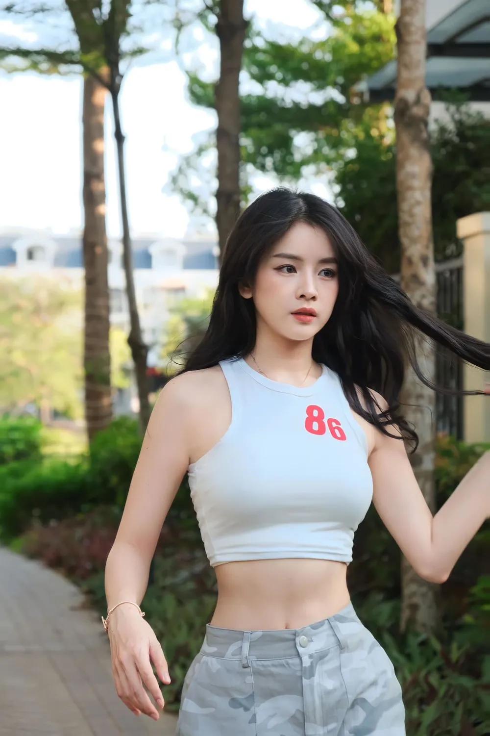 She is considered the hottest and most beautiful "DJ doll" in Vietnam ...