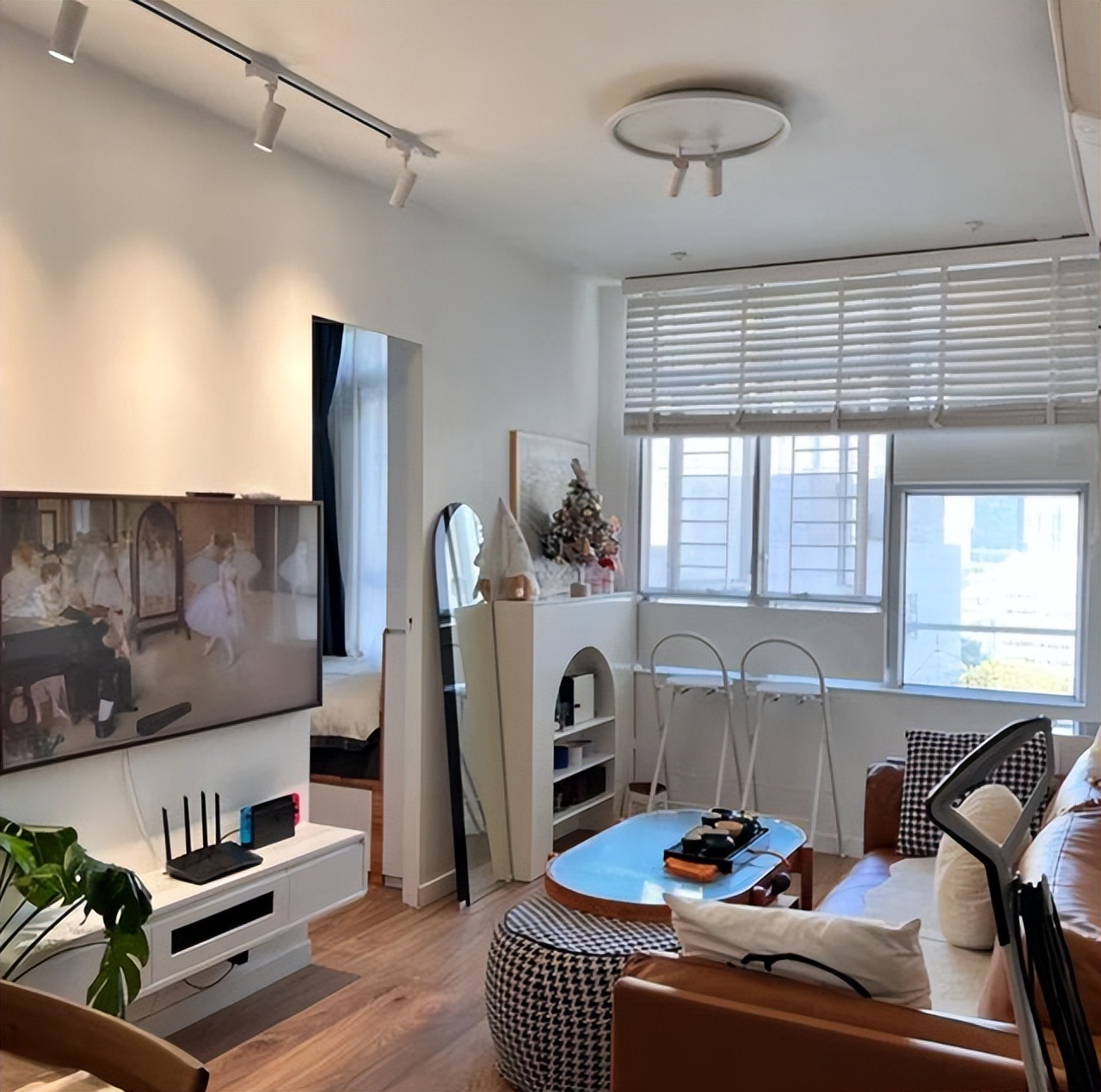 The small house of 35 square meters has 3 bedrooms and 2 living rooms ...
