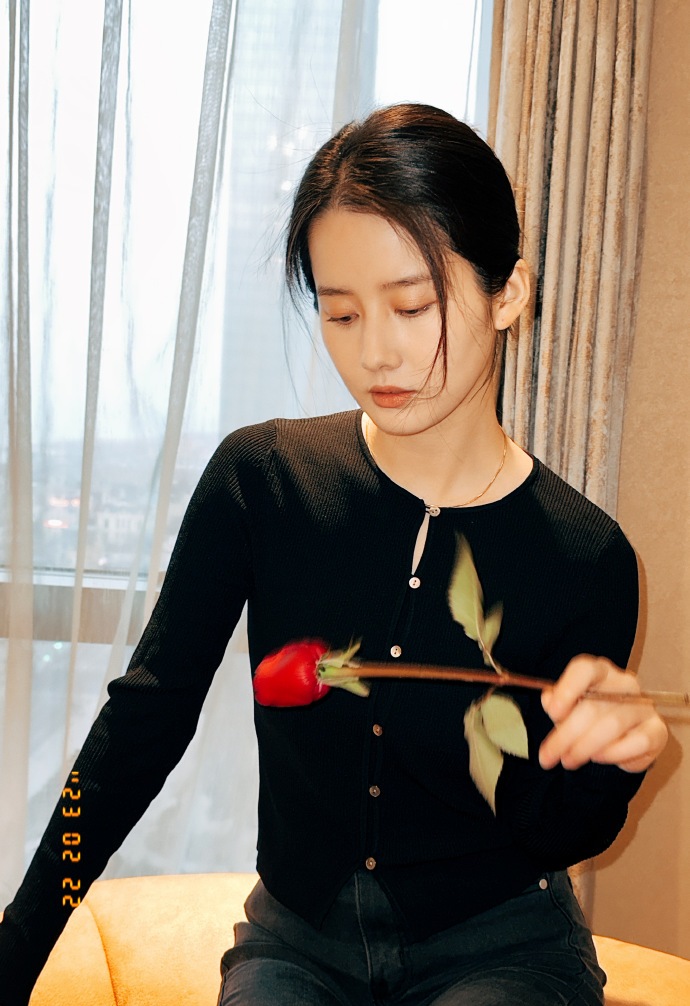 Actress Jing Ruyang is plainly dressed, looks like Liu Yifei, beautiful and pure - iMedia