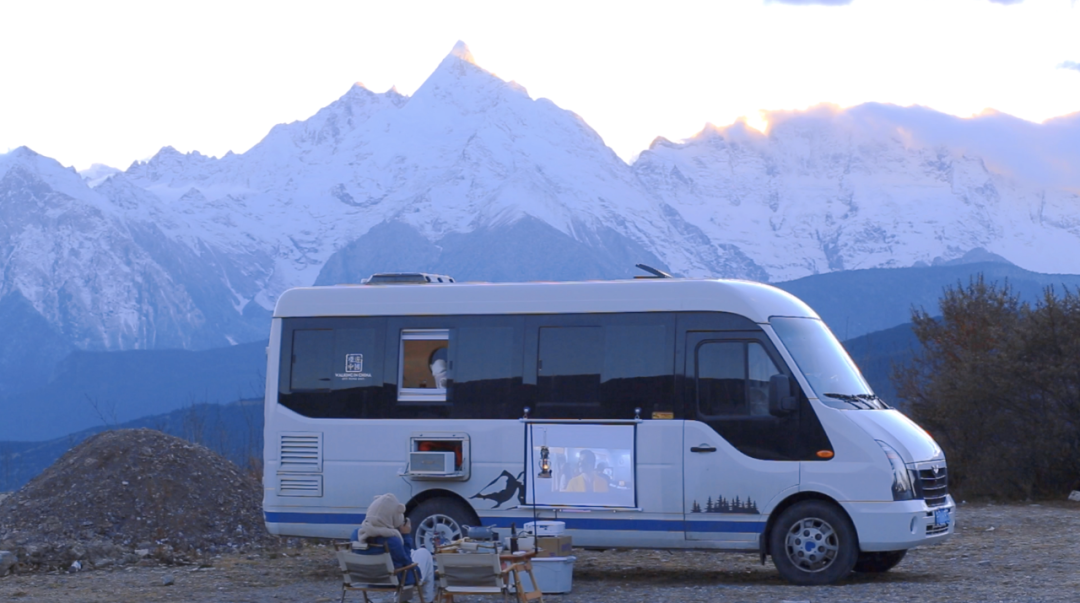 Put "home" in a 10 square meter RV, two people and three cats travel ...