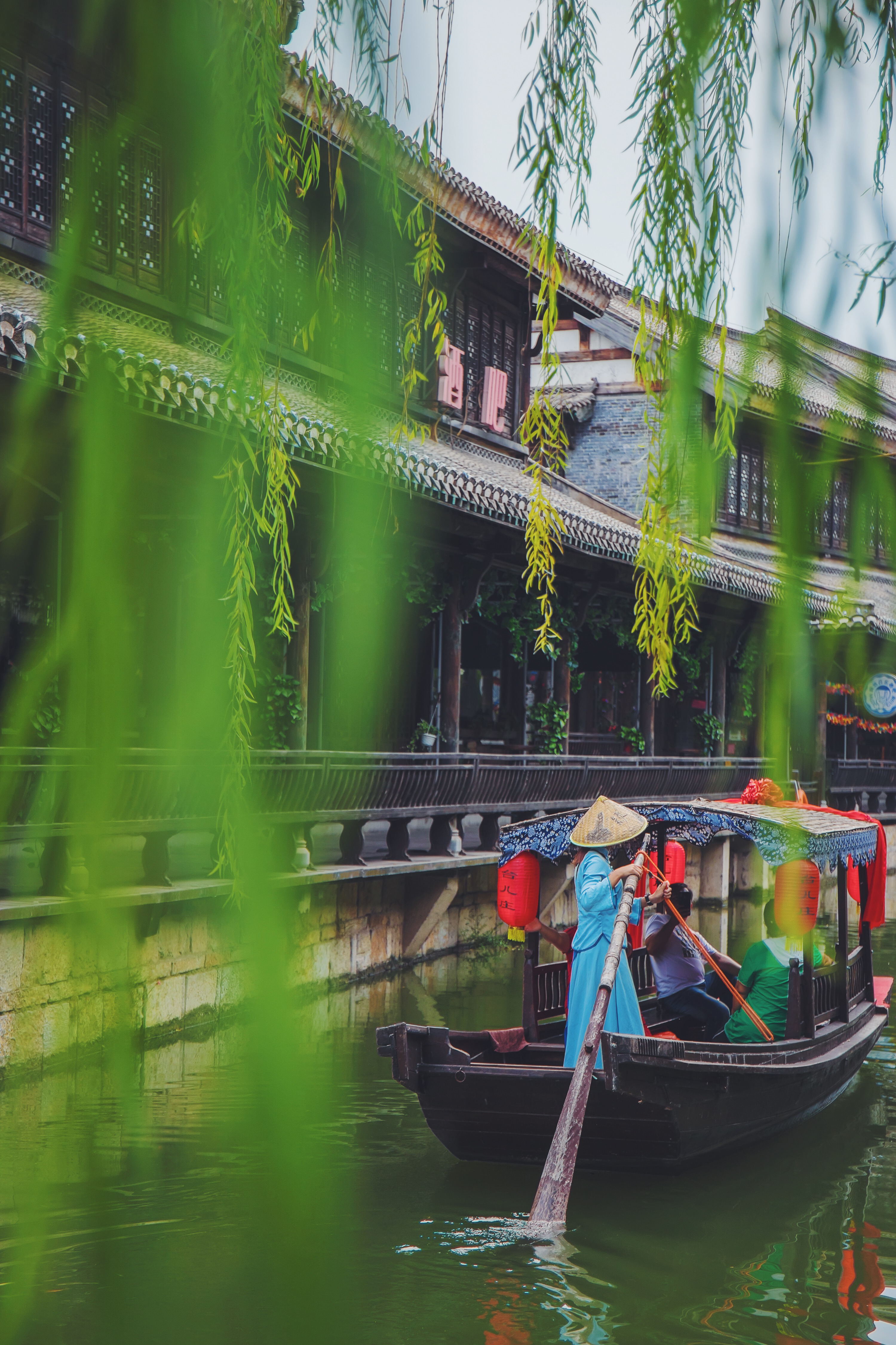 The ancient city of Taierzhuang: Canal and night tour blessing food and ...