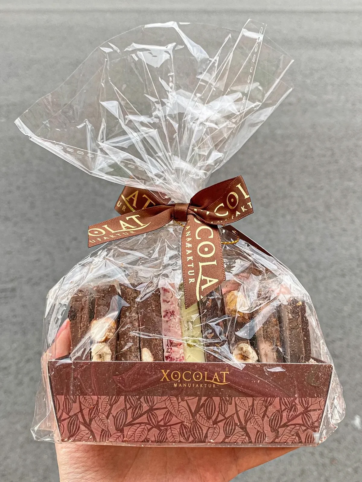 Fall in one bite! Just eat chocolate, okay? - iNEWS