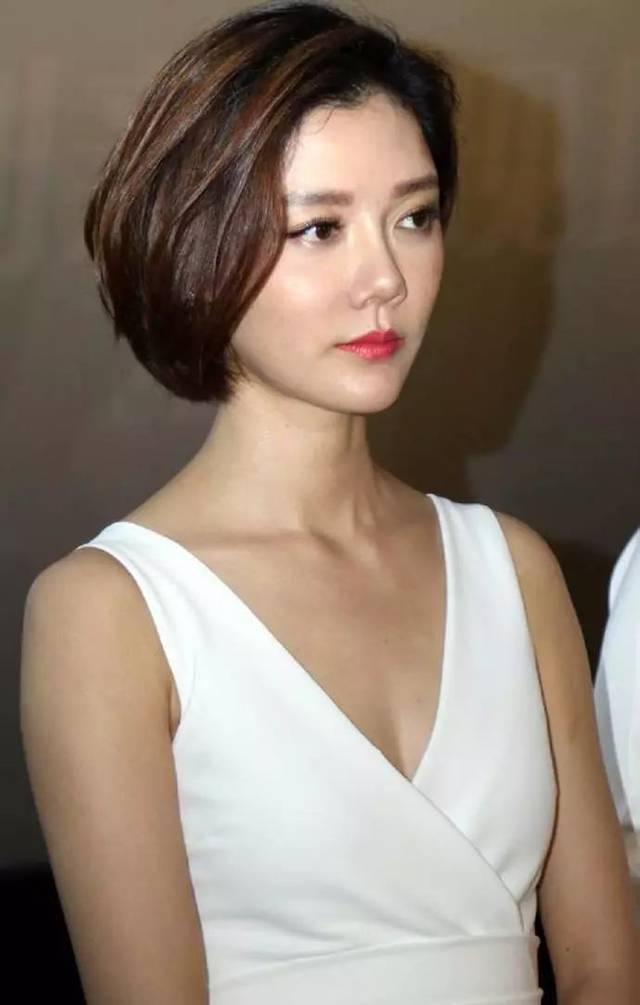 Song Zuer's new short hair style, her temperament has changed a lot ...