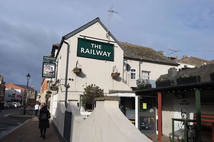 Naked couple enters bar to dine, many customers leave angrily and ...