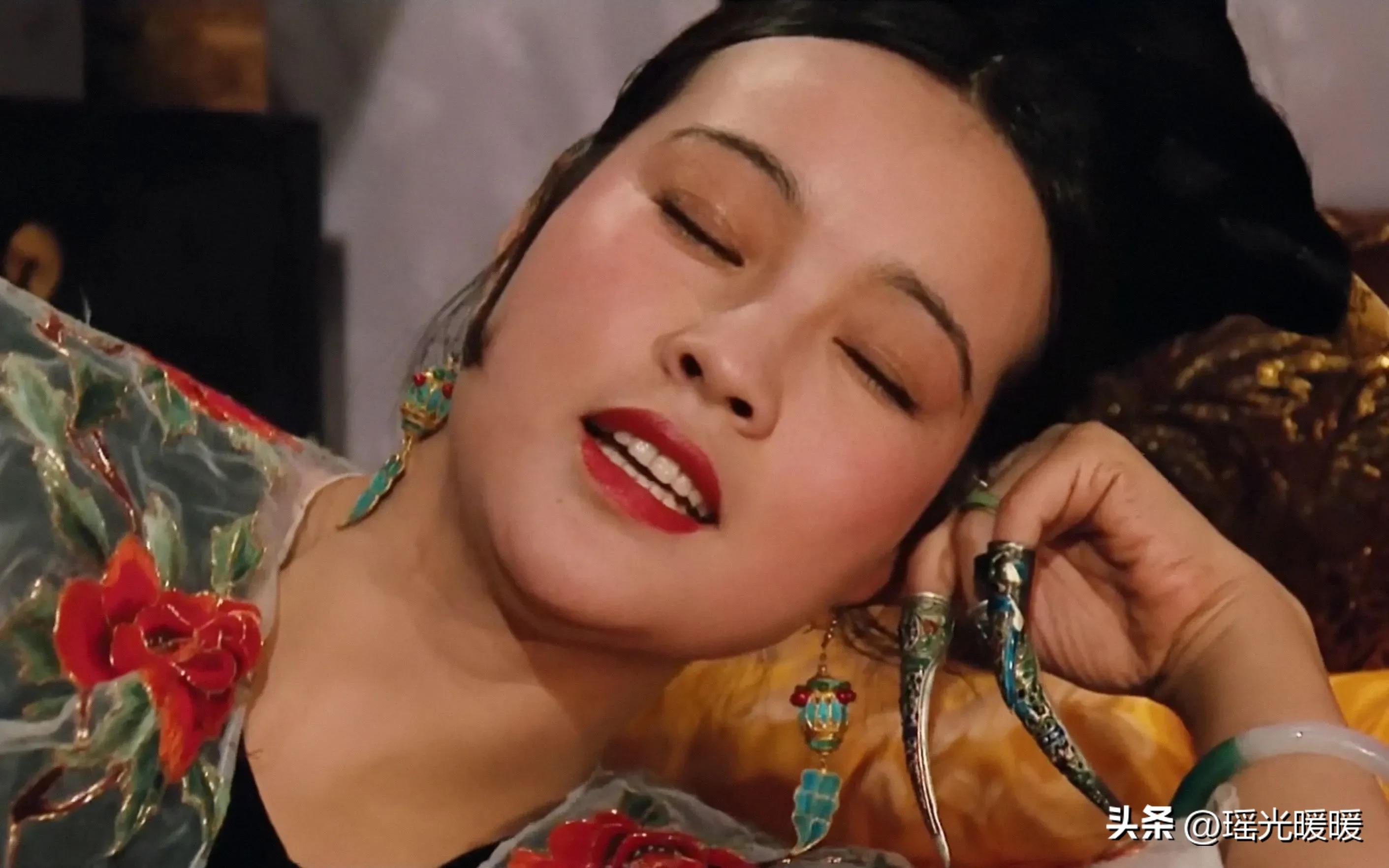 Cixi takes a bath and likes to leave Li Lianying alone. When the news spreads, the servants ...