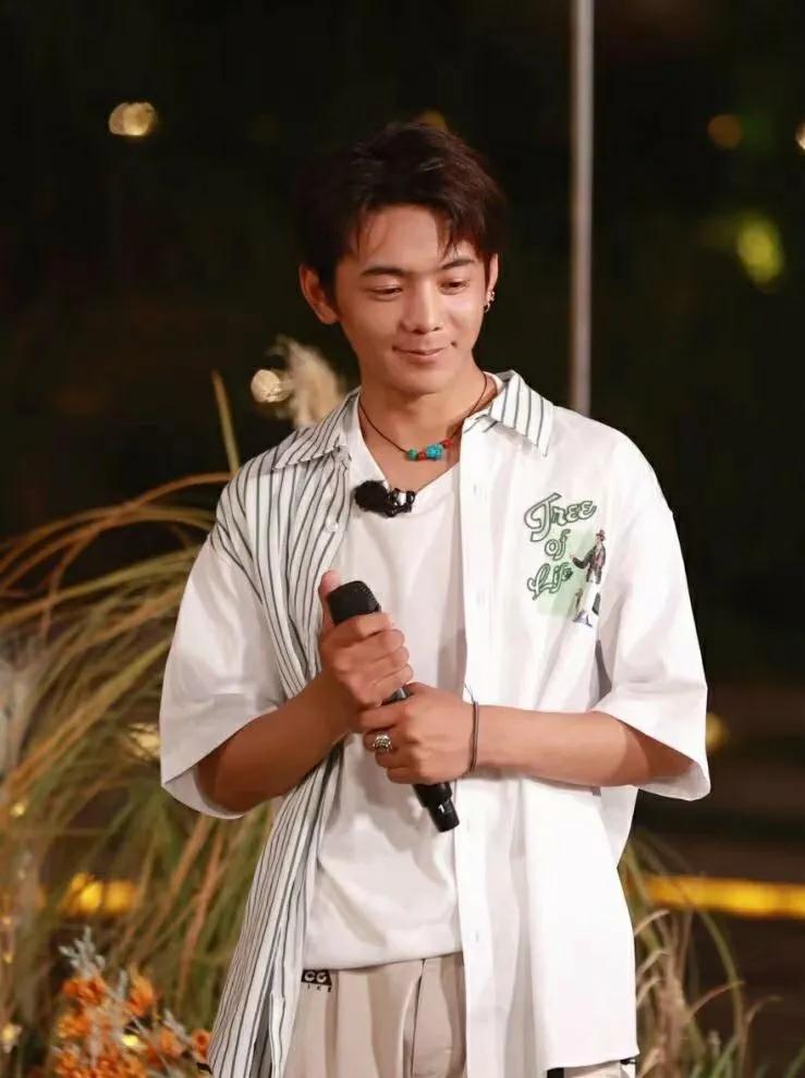 Ding Zhen became popular because of his simple smile, and he could ...