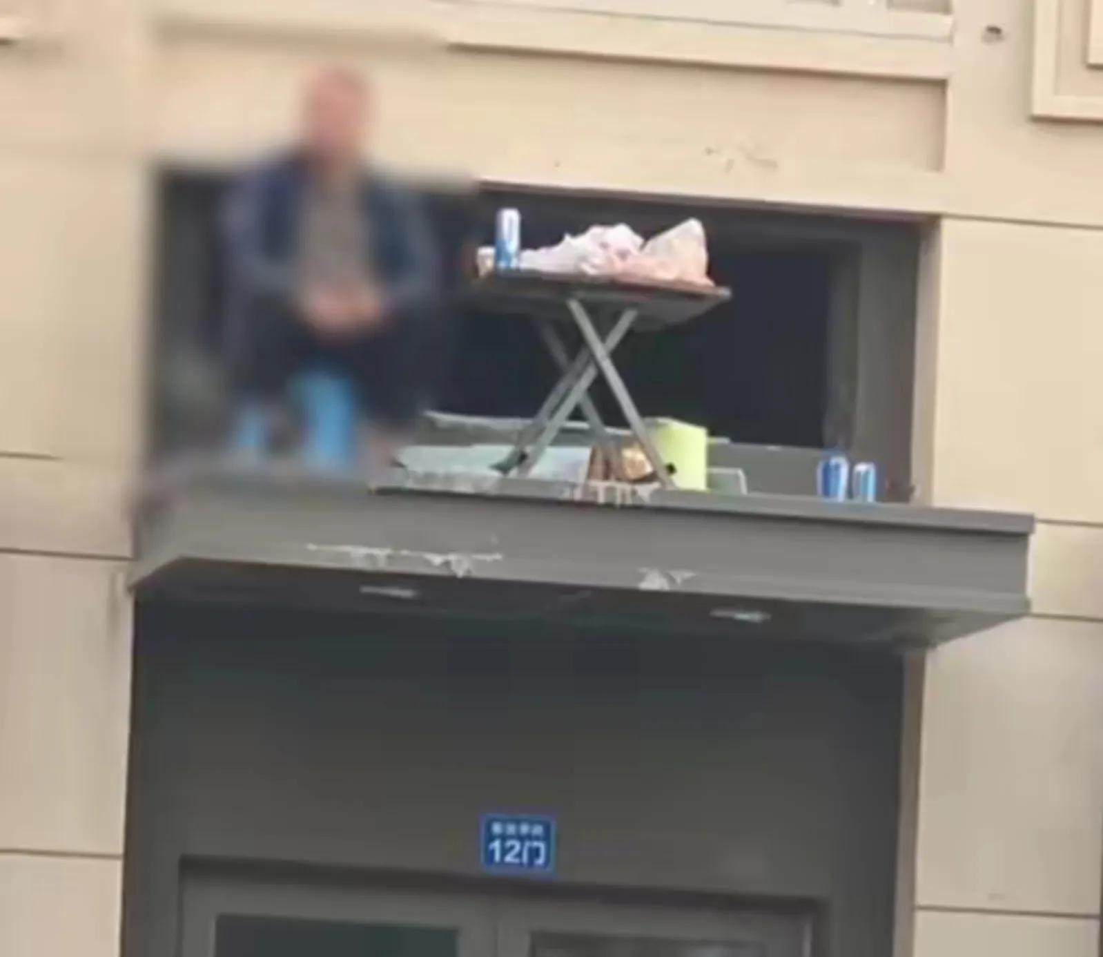 Boldly challenge the visual limit, two men watch the concert at a ...