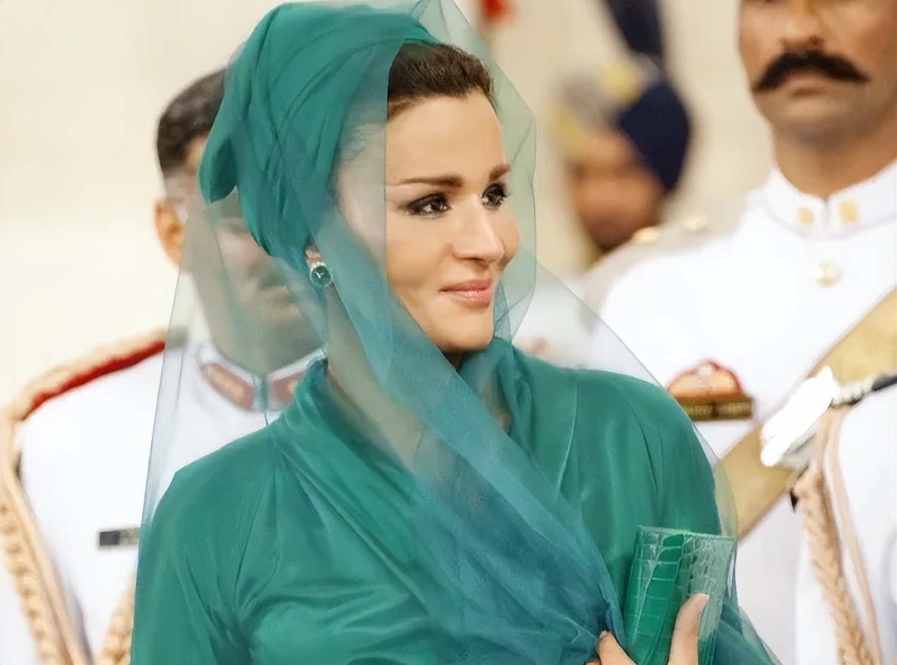 Queen Mother Moza of Qatar: Married the crown prince at the age of 18 ...