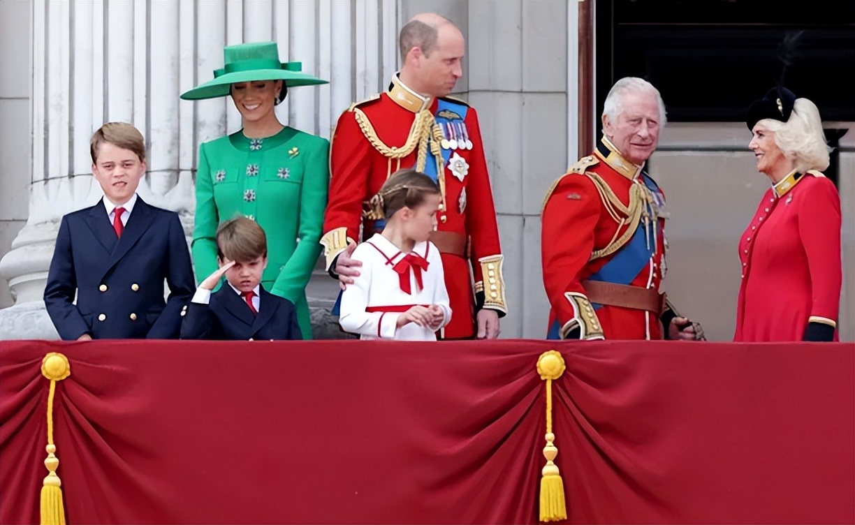 Prince Louis is the top of the royal family, playing handsome and cute ...