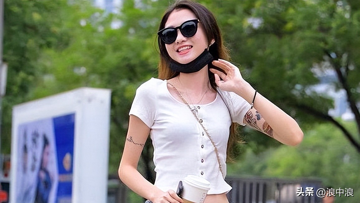 A white T-shirt and ultra-short shorts show off your figure perfectly ...