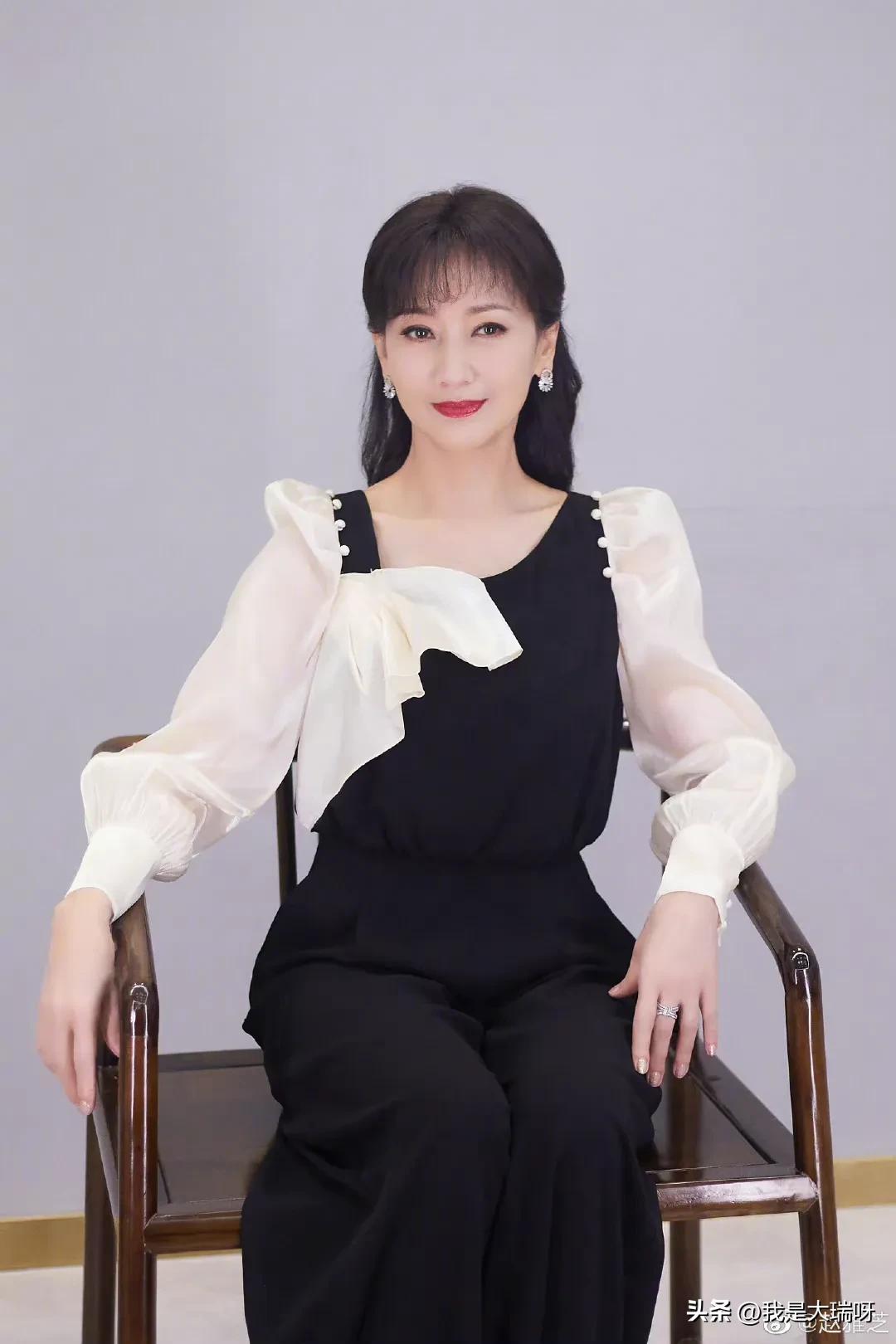 70-year-old Zhao Yazhi took a recent photo, wearing a bubble skirt ...
