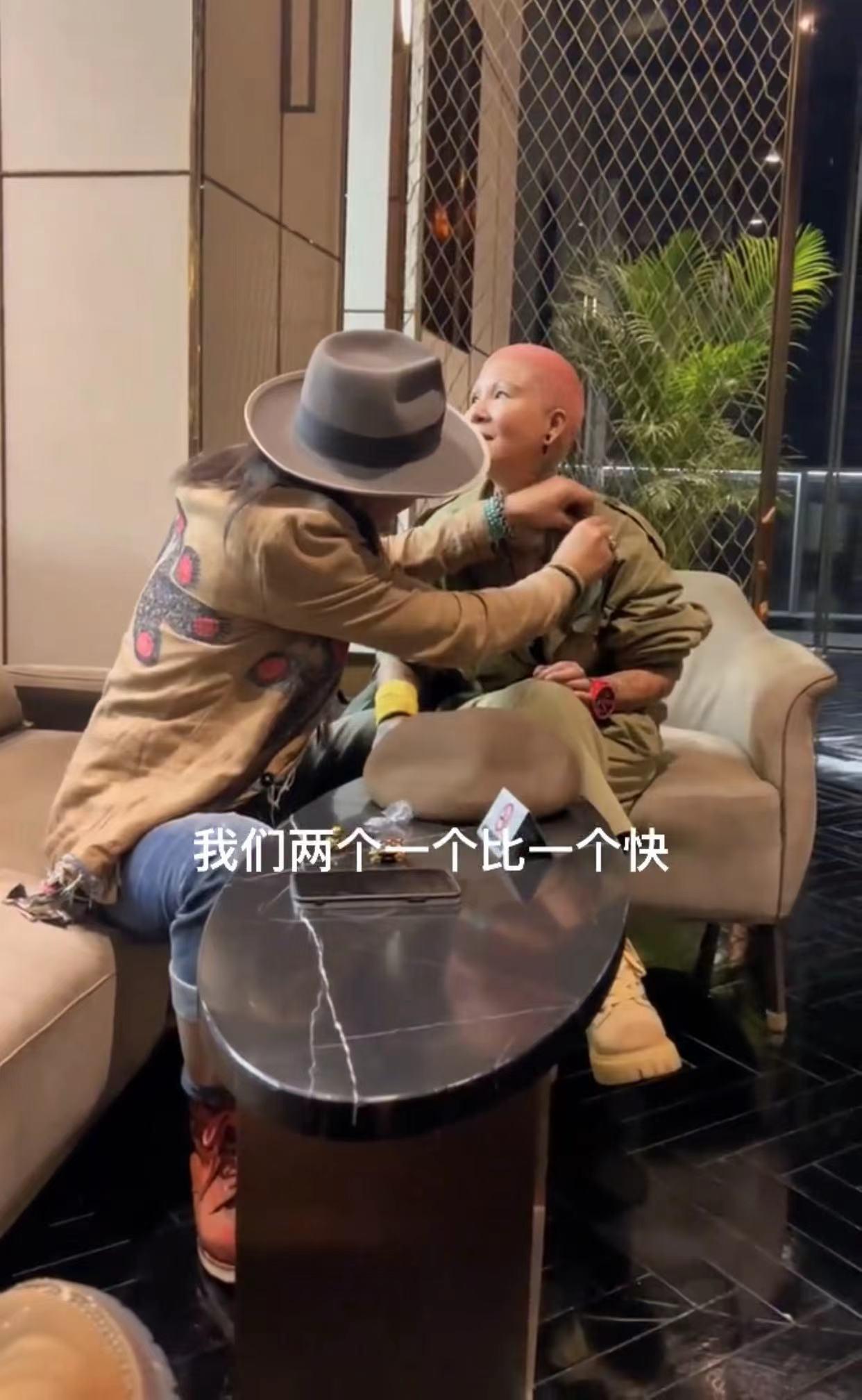 58-year-old Sun Xingxin is in a new relationship!Decorate the hat for the rich woman intimately ...