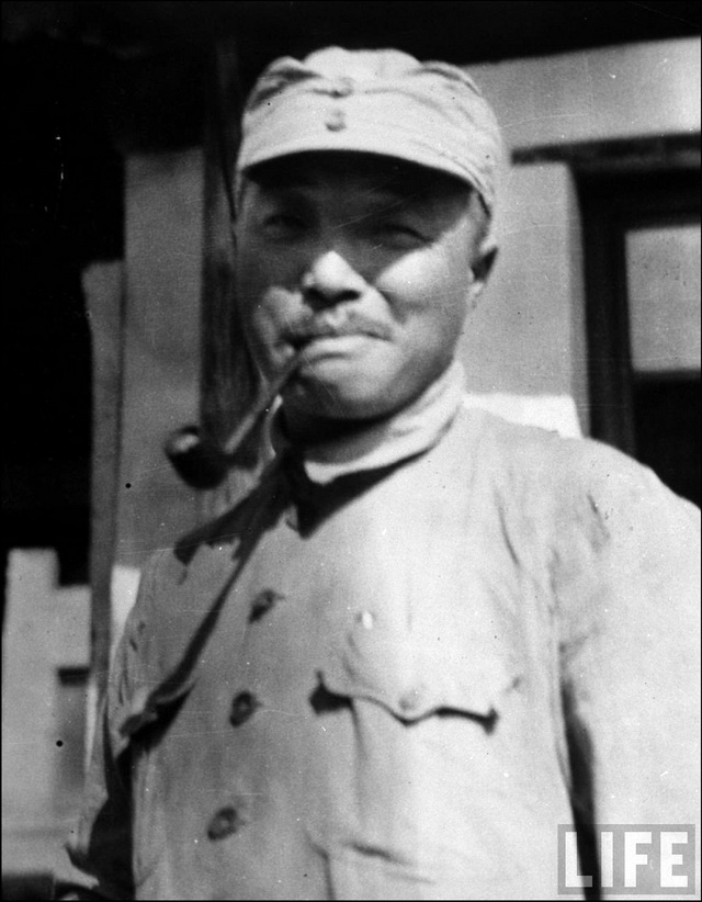 He Long, an old photo of Yan'an period - iNEWS
