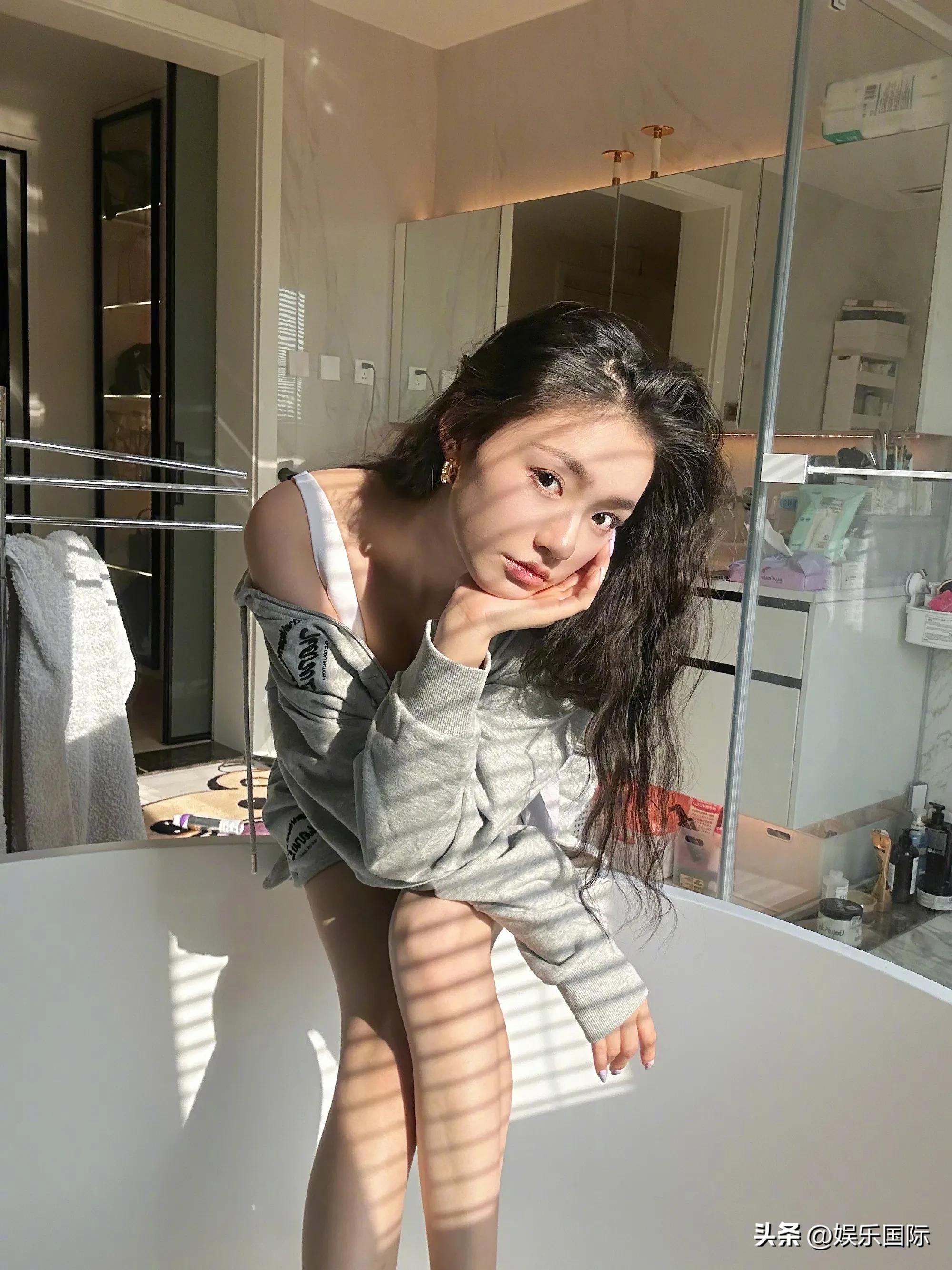 Lin Yun wears home clothes with thin waist and long legs, and looks ...