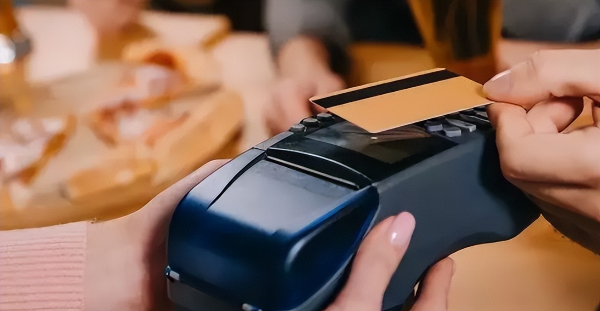 The 3 most rude behaviors at the dinner are both hated and looked down ...