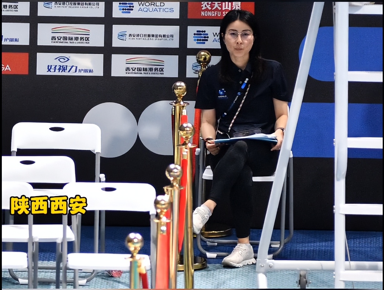 Guo Jingjing watched the World Cup, wearing sportswear, her figure is ...