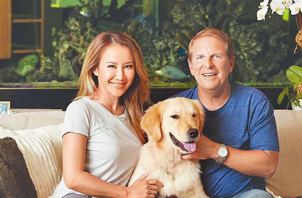 Coco Lee's farewell ceremony: Husband and 2 step-daughters sit in the ...