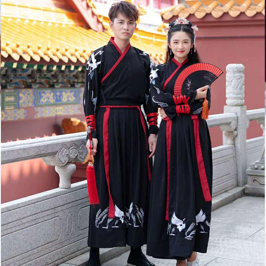 The wide-sleeved Confucian dress and the robes of the Chinese beauty in ...