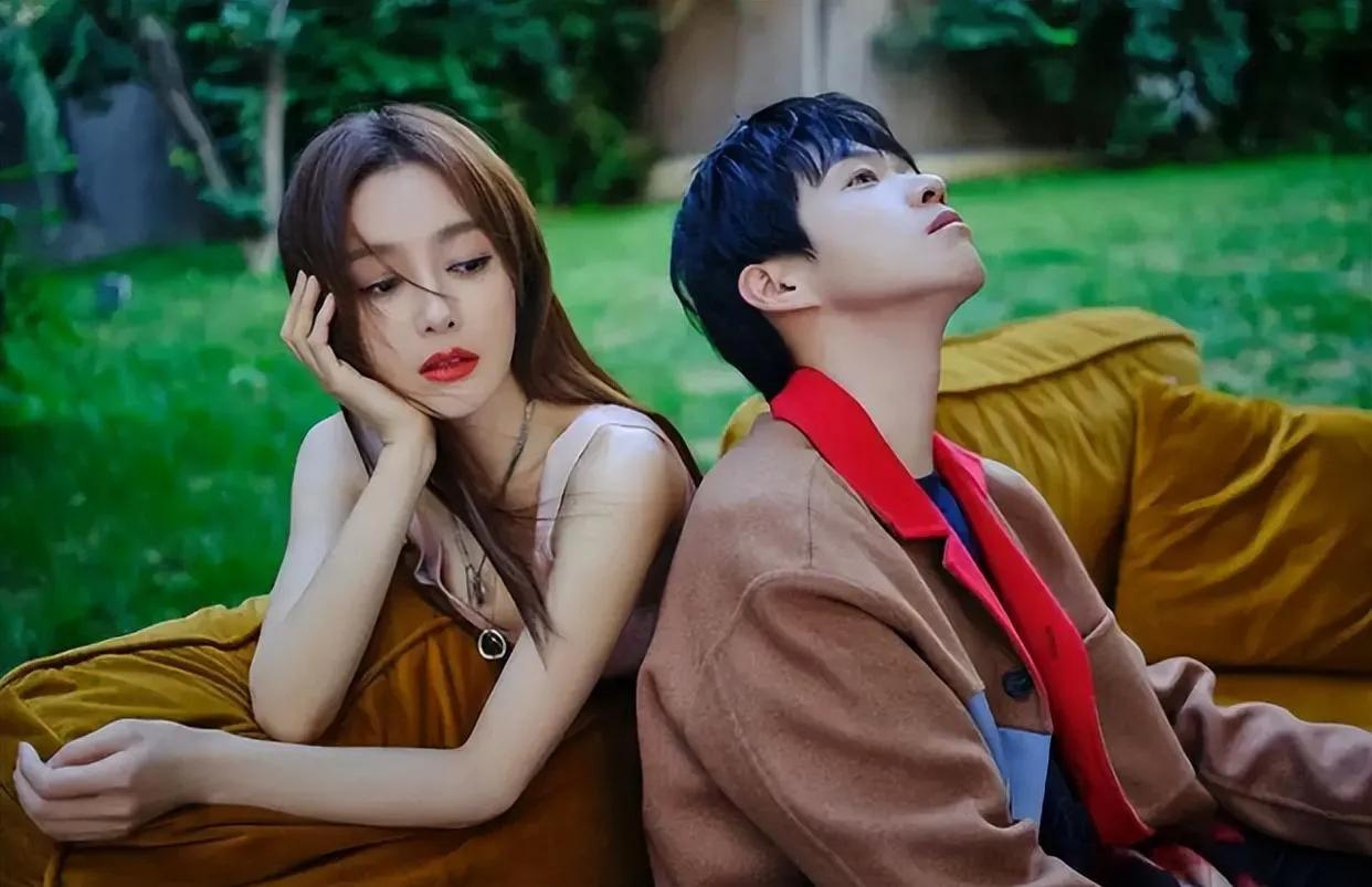 Qin Lan and Wei Daxun appeared after the turmoil, wearing a couple hat and holding an umbrella ...