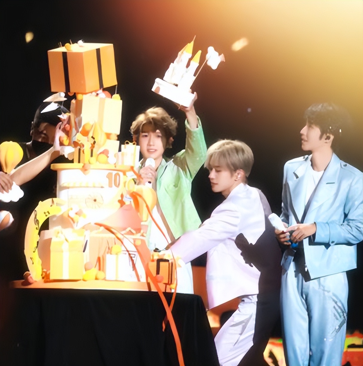 The commemorative cake for the TFBOYS 10th anniversary concert ...