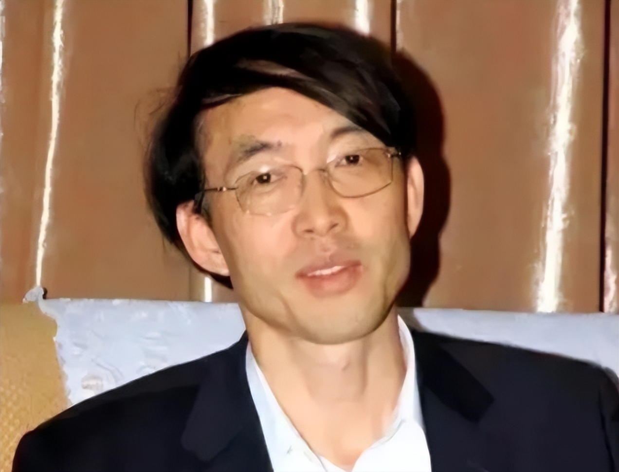 The 46-year-old Liu Fangfei is still single. Netizens suggest that it ...