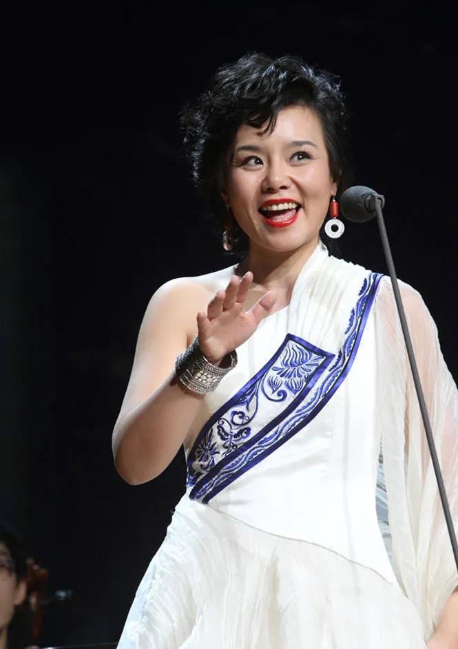 Gong Linna surprised the world, "Uneasy" is not a song, but a departure ...