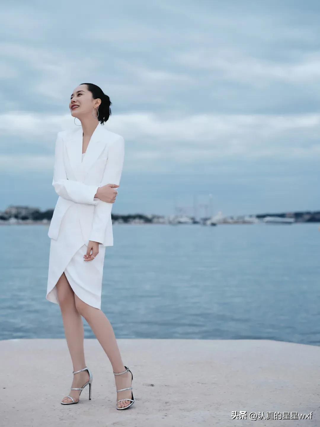 Haiqing is dressed in white, warm and charming - iMedia