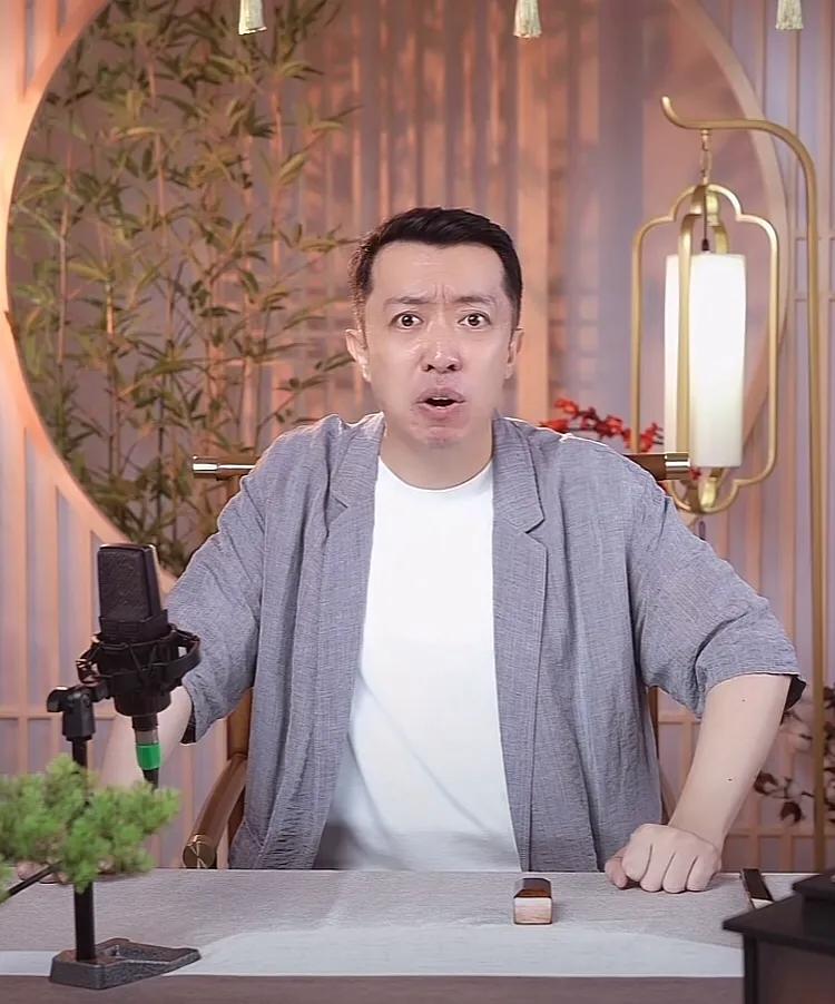 It's lively! Famous cross talker Li Jing made her live broadcast debut ...