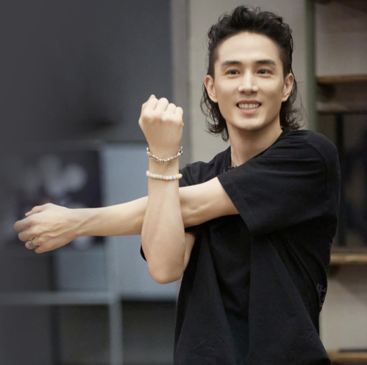 In this dark horse variety show on Mango Taiwan, He Jiong and Wang Han ...