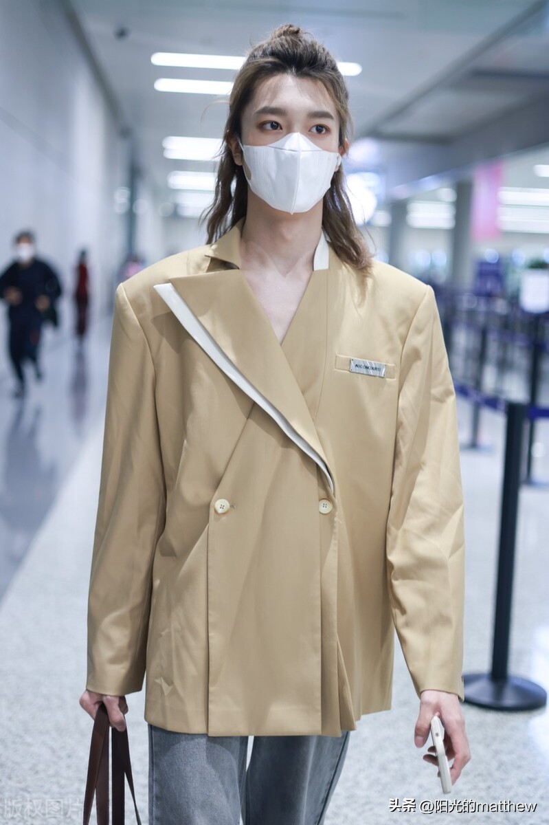 Sun Yinghao's khaki jacket and jeans appeared at the airport, full of ...