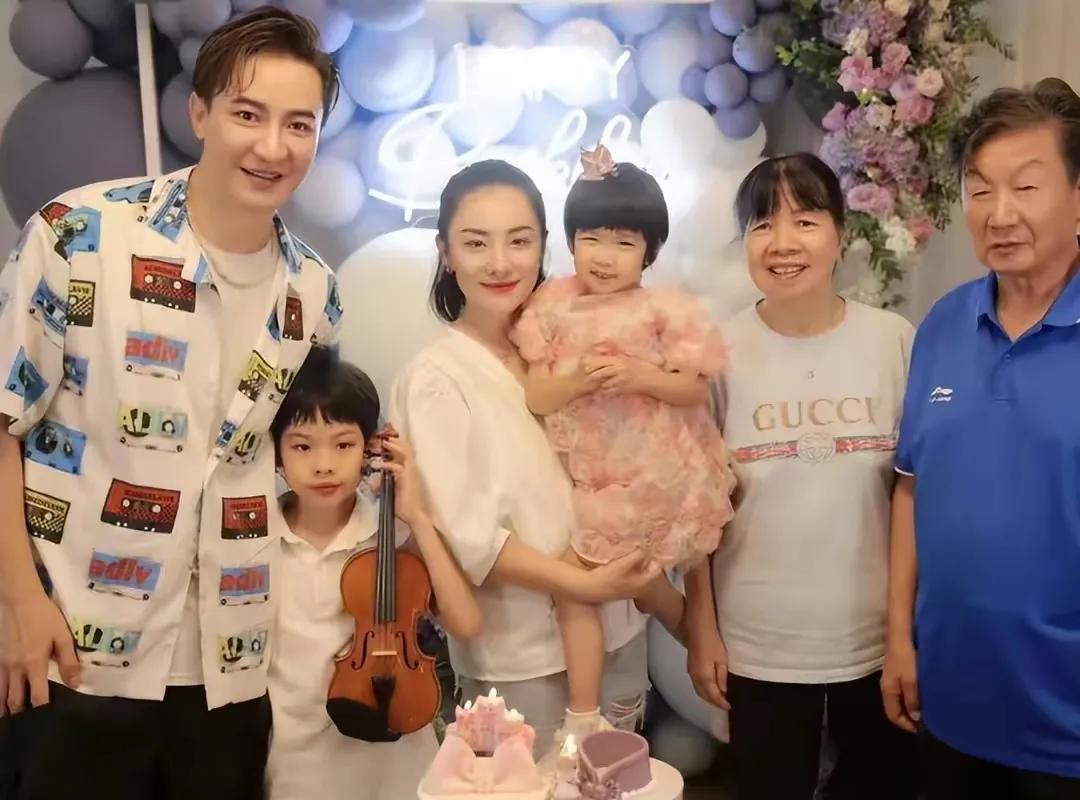Liu Xuan's family portrait exposed! Hugging her daughter tightly and ...
