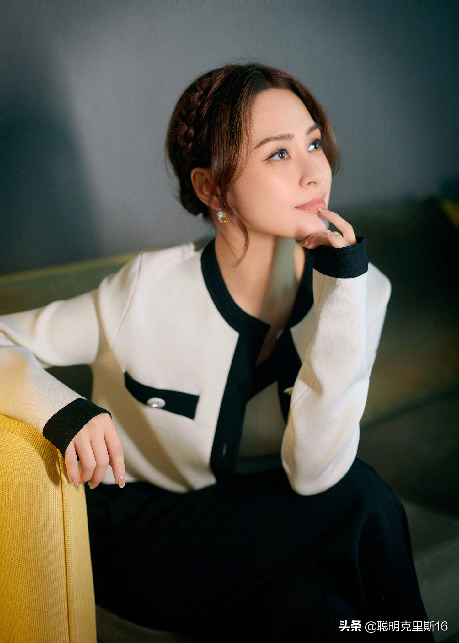 Zhong Xintong Xiaoxiangfeng's black and white look interprets a ...