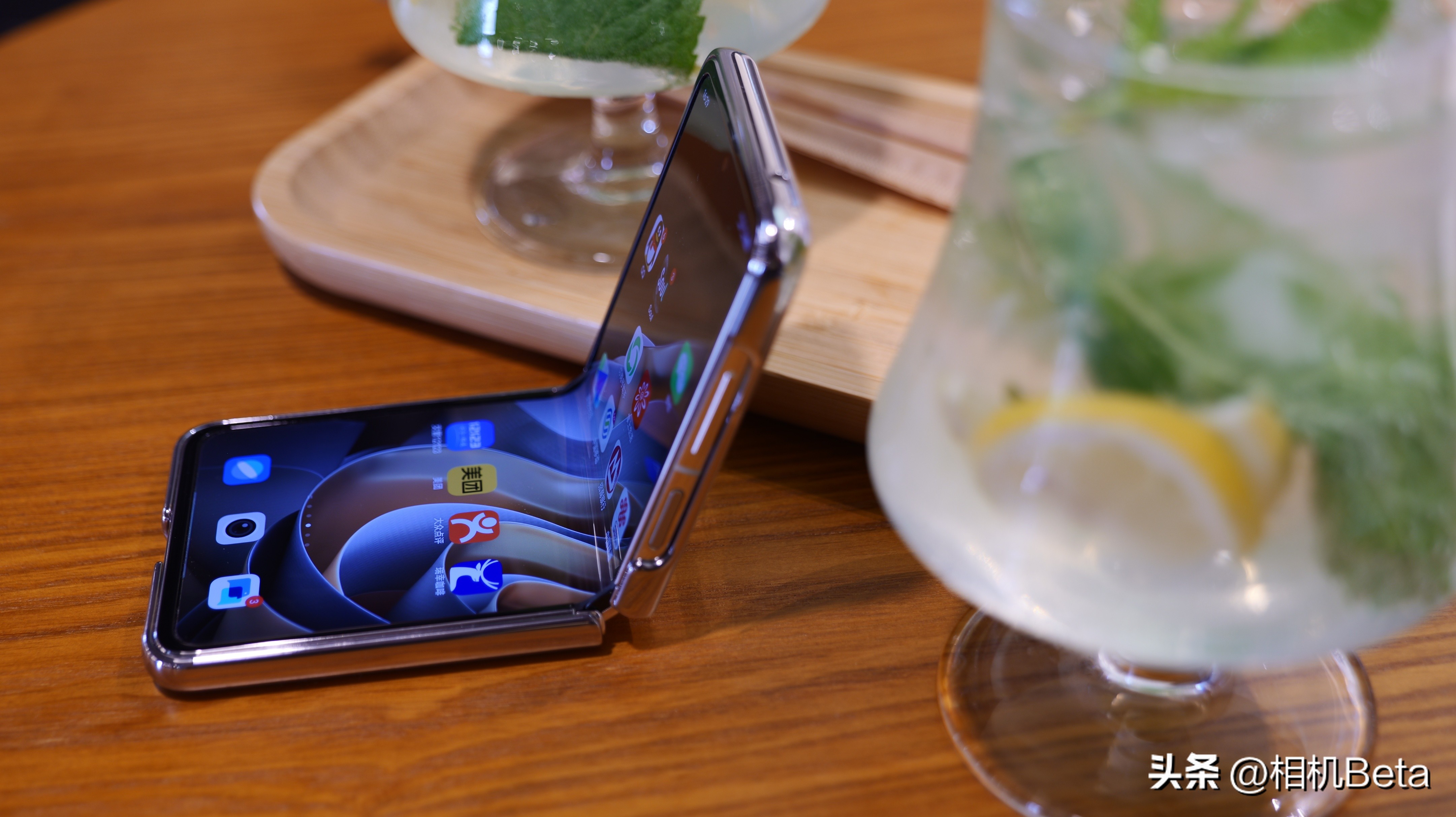 Vivo X Flip folding screen mobile phone unboxing photos - iNEWS