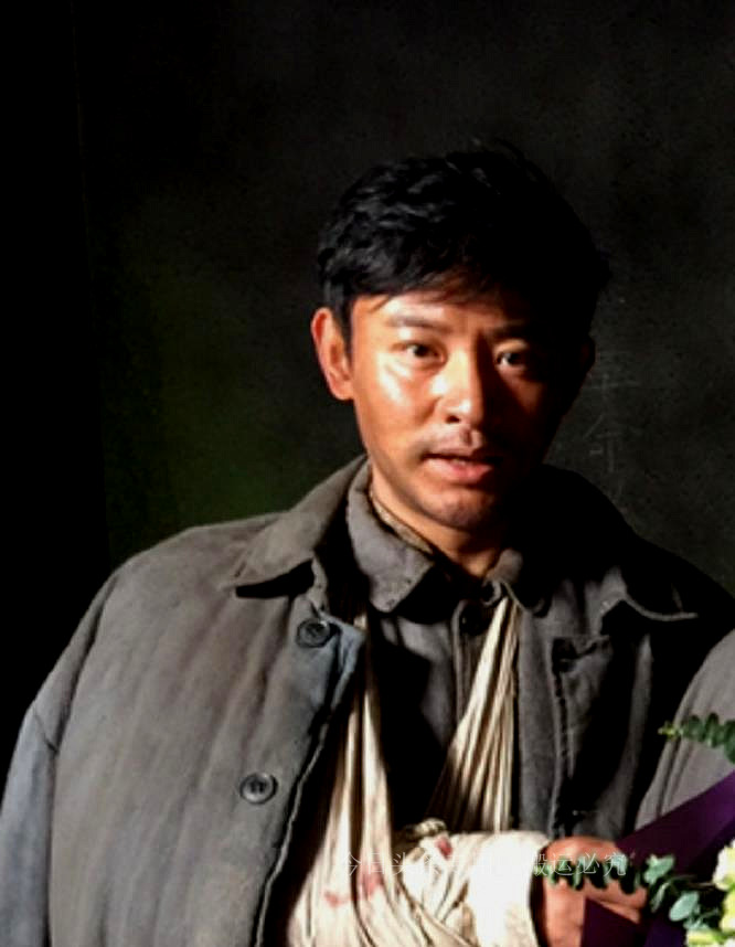 "Tough guy" Hu Tiantao, wearing straw sandals and carrying a broken ...