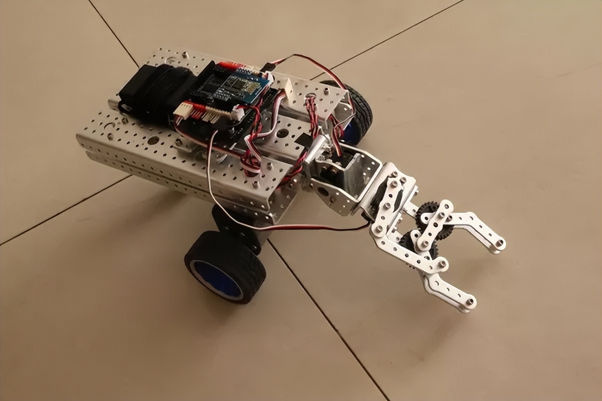 Bluetooth remote control wheeled robotic arm trolley realizes movement ...