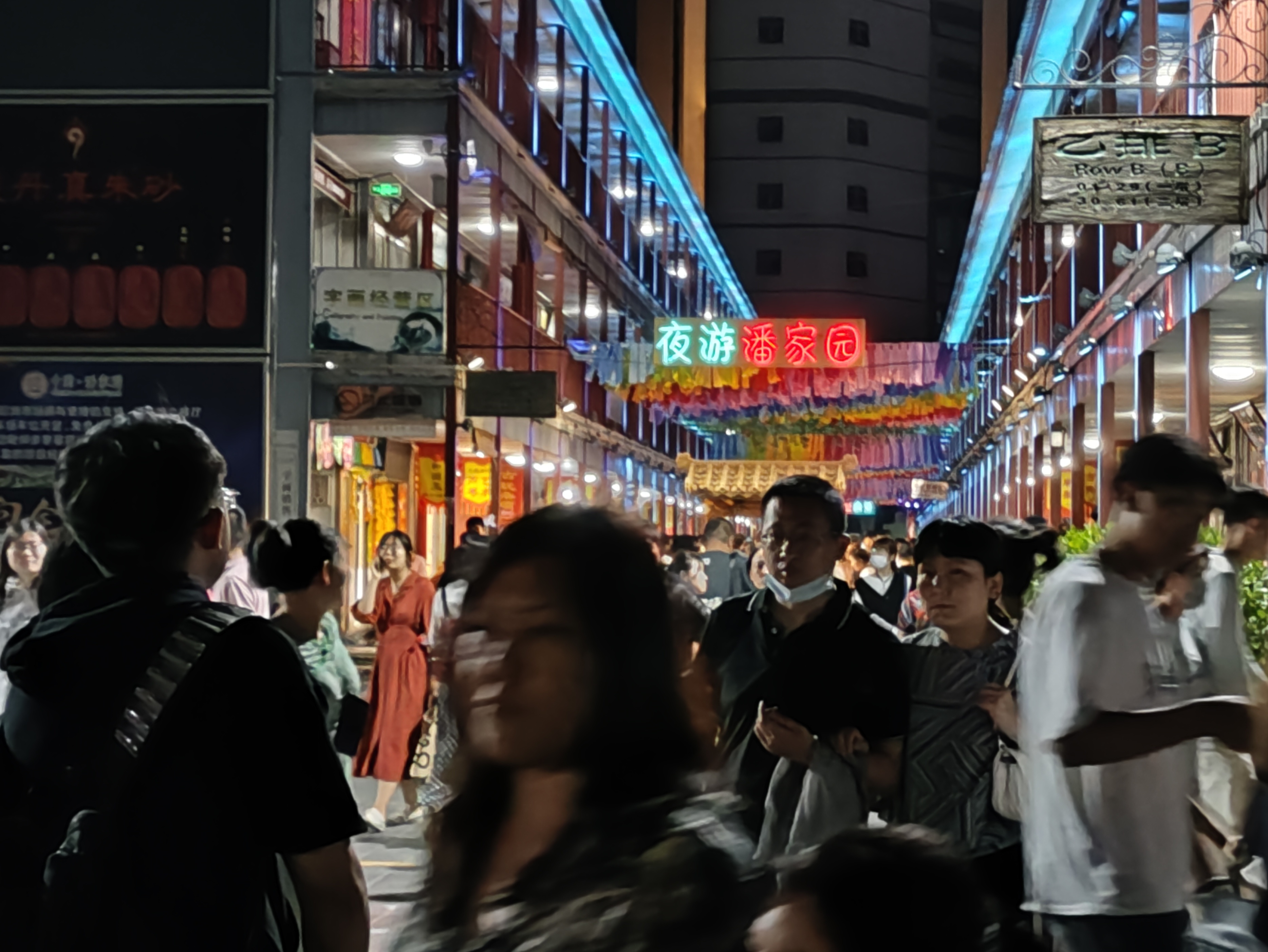 Panjiayuan Panjiayuan, the cradle of weirdness - iNEWS