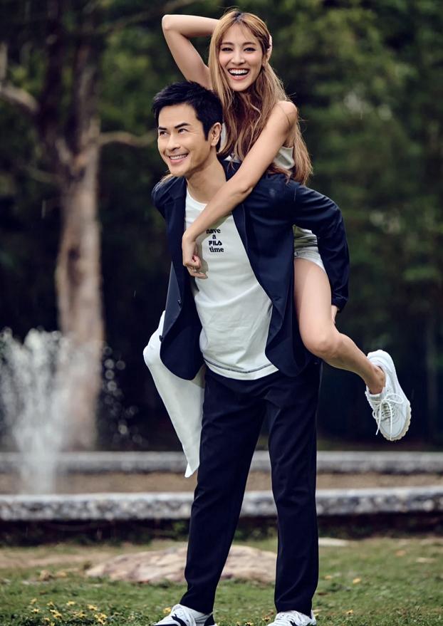 Hong Kong sister Chen Kailin sits on a tree and shows off her long legs!The suspender slips off ...