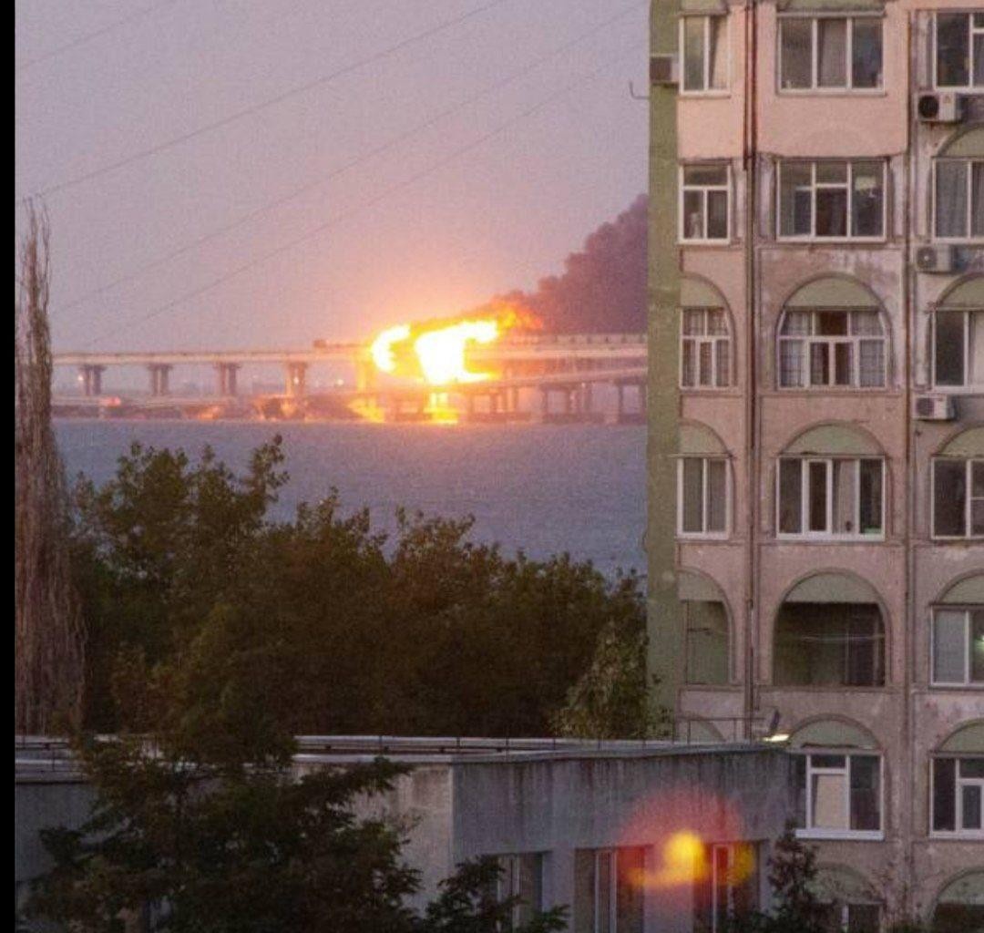 The Crimea Bridge exploded, the fire raged into the sky fiercely, and ...