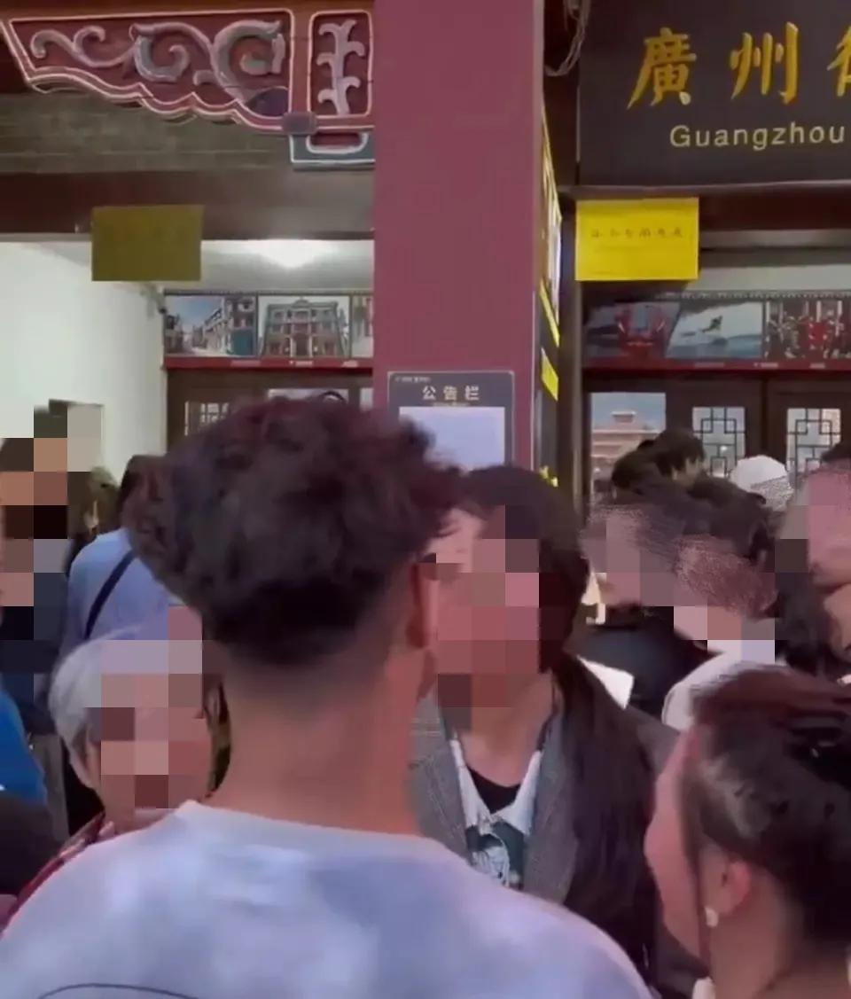 Reverse the incident of "jumping the queue mother and daughter" angry ...