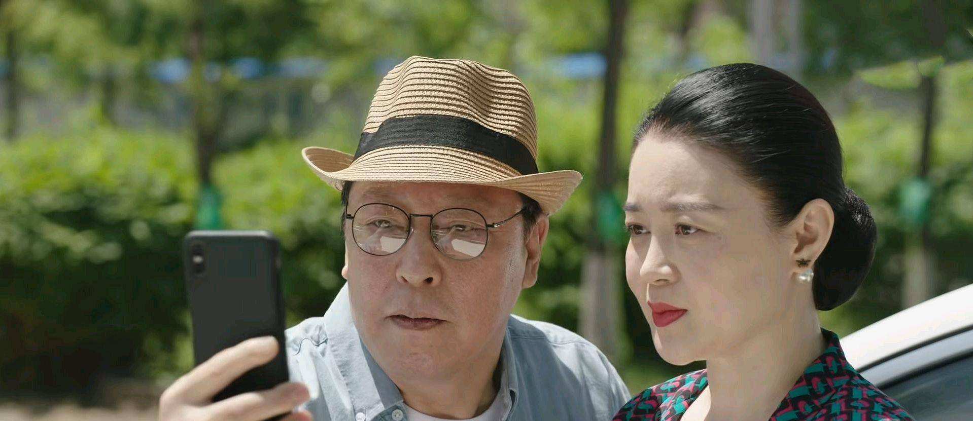 The two sexiest characters in Country Love: the old Guan Tingna and the young Huang Yizhi - iNEWS